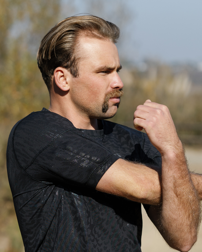 KILOGEAR APEX EDGE TEE | Micro-Weighted™ Fashion & Strength